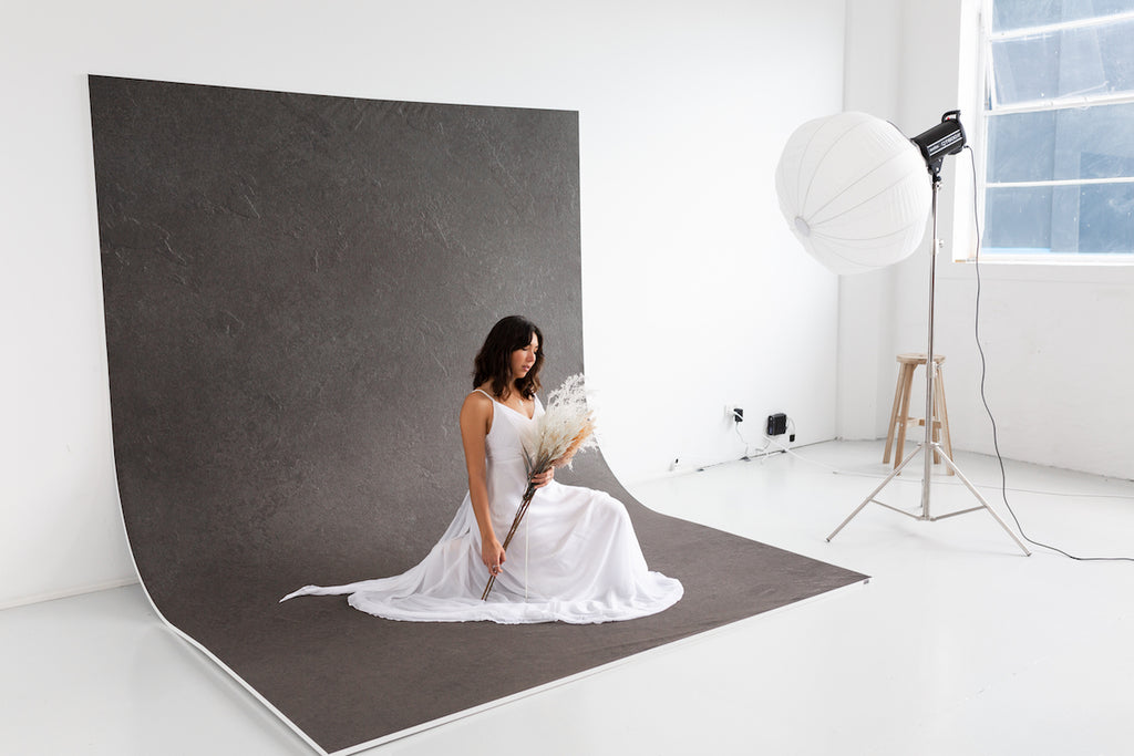 Easiframe® Curved Cyclorama Seamless Backdrop and Frame Kit Unboxing ...